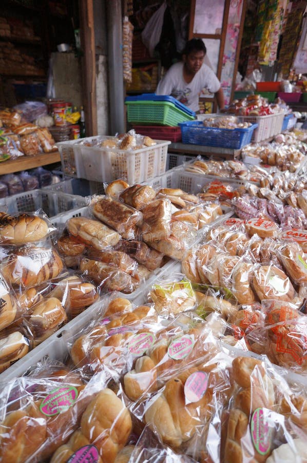 Packaged Bread Section in Supermarket. Long Aisle Loaves of Bread for ...