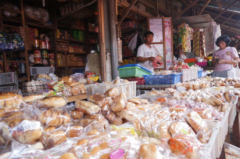 Packaged Bread in Shop Display Editorial Photo - Image of display ...