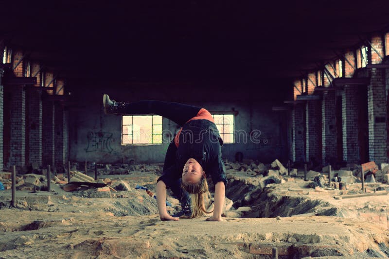 Break-dance Biondo Di Dancing Della Ragazza Nelle Vecchie Murature ...