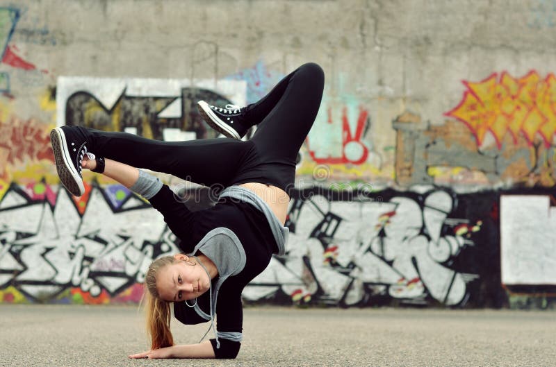 Breakdance Di Dancing Della Ragazza Sulla Via Immagine Stock - Immagine ...