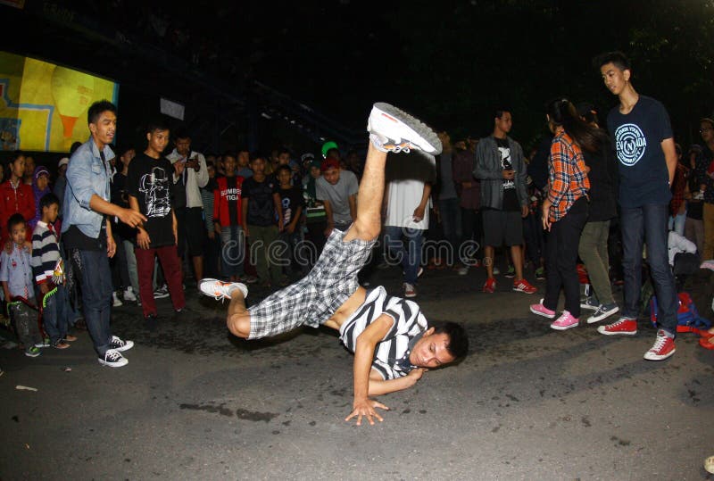 Breakdance editorial image. Image of entertainment, ninght - 36404100
