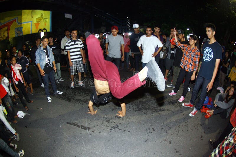 Breakdance editorial image. Image of crowd, roadside - 36404155