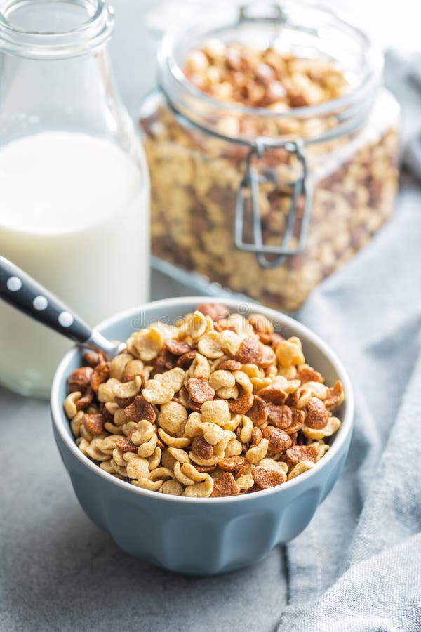 Breakfast Cereal Flakes in Bowl Stock Image - Image of dessert, crisp ...