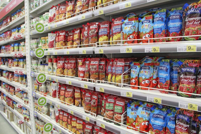 Breed Assortiment Van Ketchup Op Supermarktplanken Redactionele ...