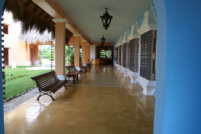Breezeway Bij Tropische Toevlucht Stock Foto - Image of gang, herberg ...
