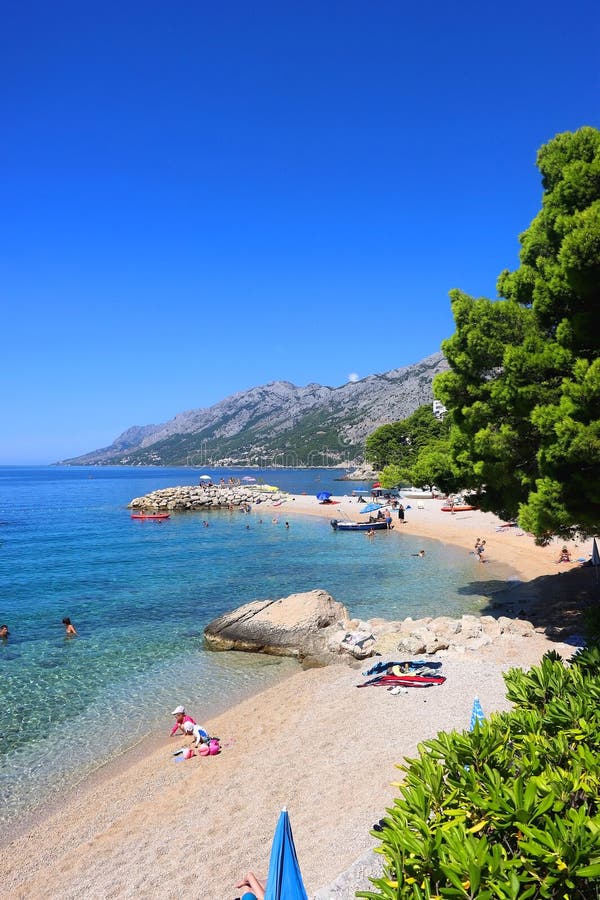 Beach in Brela, Croatia editorial stock image. Image of water - 303994394