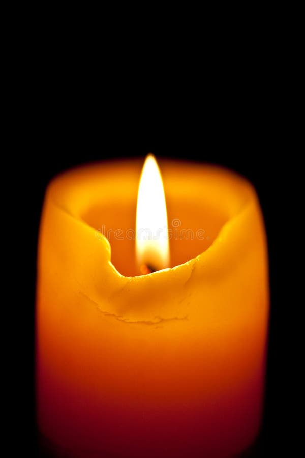 Brennende Kerze stockfoto. Bild von kerze, flamme, dunkel - 11321144
