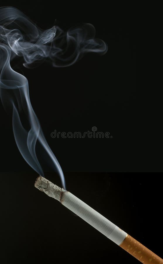 Brennende Zigarette stockbild. Bild von rauchen, tabak - 19628169