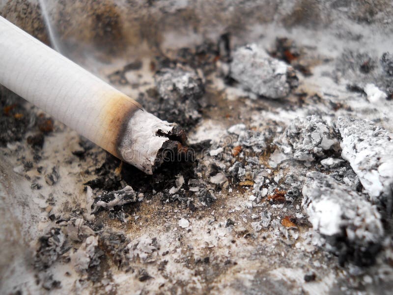 Brennende Zigarette stockbild. Bild von sonderkommando - 21506889