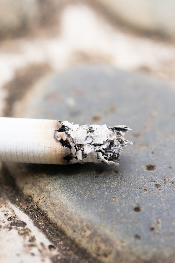 Brennende Zigarette stockbild. Bild von zigarette, brennende - 6800377