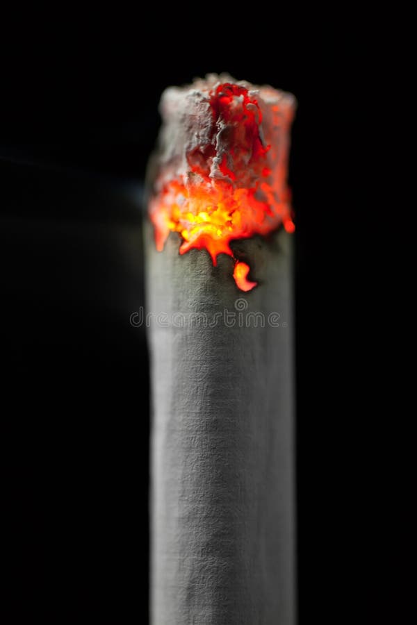 Brennende Zigarette stockfoto. Bild von makro, nahaufnahme - 37988208