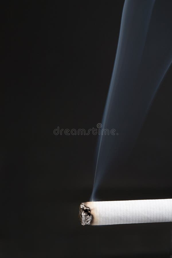 Brennende Zigarette stockfoto. Bild von tabak, rauch, gewohnheit - 3999278
