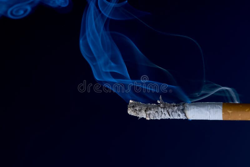 Brennende Zigarette stockbild. Bild von zigarette, brennende - 6800377