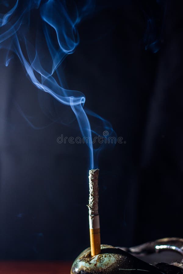 Brennende Zigarette Mit Rauche Stockfoto - Bild von bruch, beendet ...
