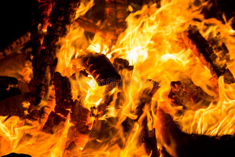 Brennendes Feuer Mit Roten Ecken Stockbild - Bild von brand, zunge ...