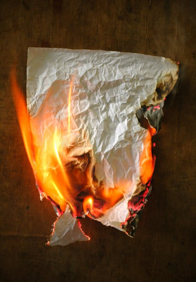 Brennendes Papier stockbild. Bild von feuer, altern, leidenschaftlich ...