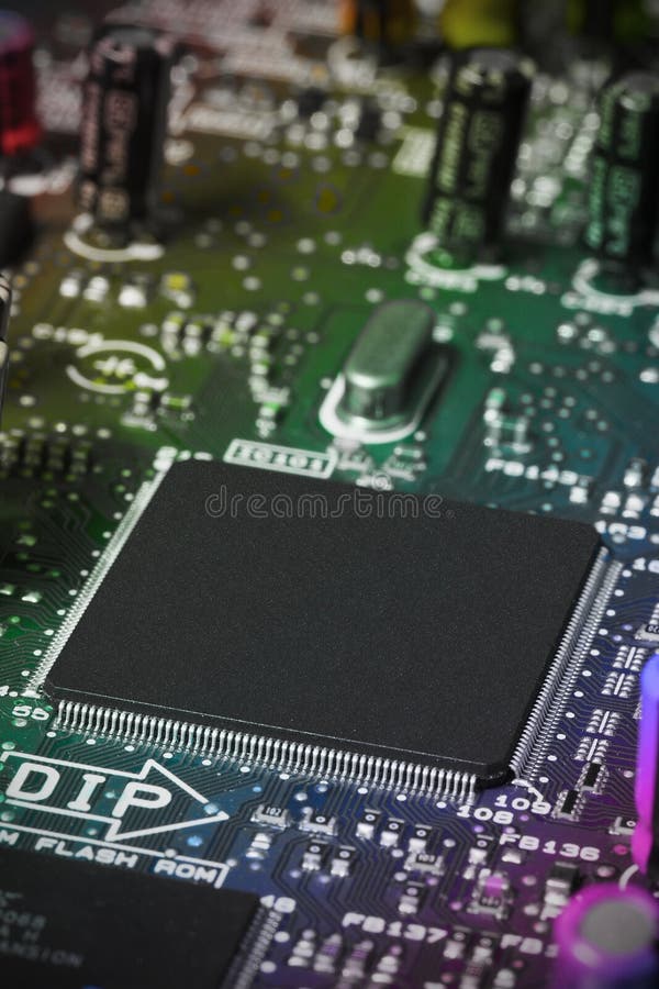 Brett Der Elektronischen Schaltung, Mikrochip Integriert Auf ... Brett Der Elektronischen Schaltung, Mikrochip Integriert Auf ...