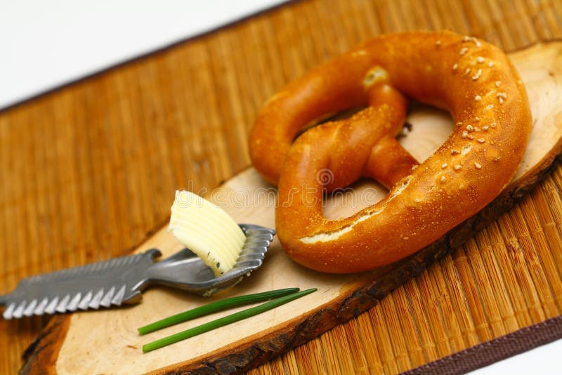 Brezel mit Butter stockbild. Bild von stück, essen, frühstück - 23311343