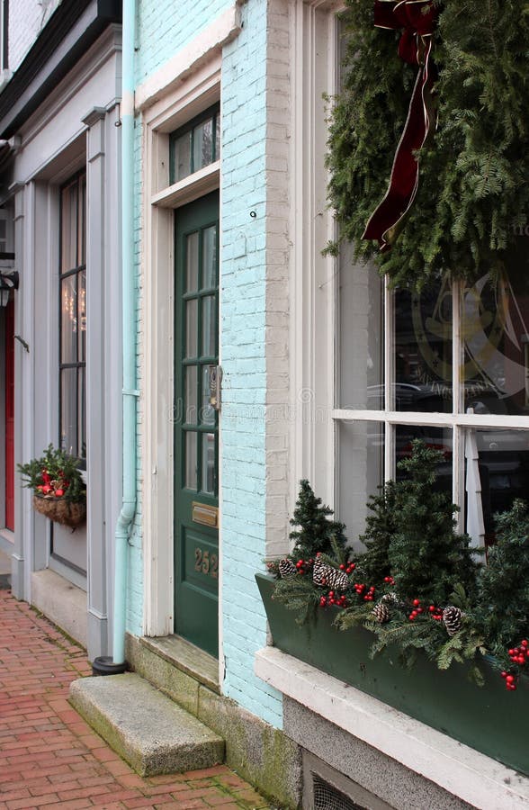 Pretty Storefront Window Decorated for the Holidays, Portsmouth, New ...