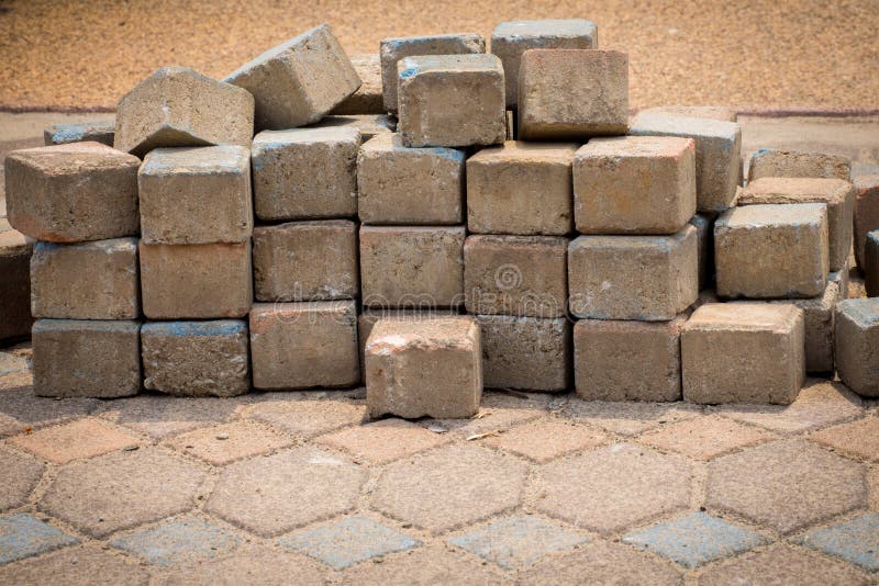 Brickbat foto de archivo. Imagen de roca, revestimiento - 72472902