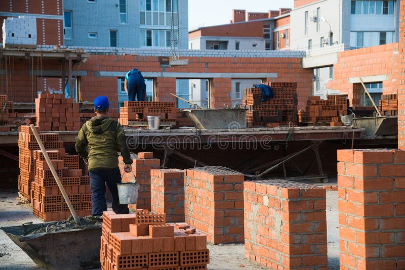 Bricklayer Worker Installing Brick Masonry on Exterior Wall Editorial ...