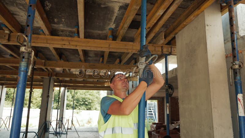 Bricklayers Working on Building Construction, Bricklayers are Working ...