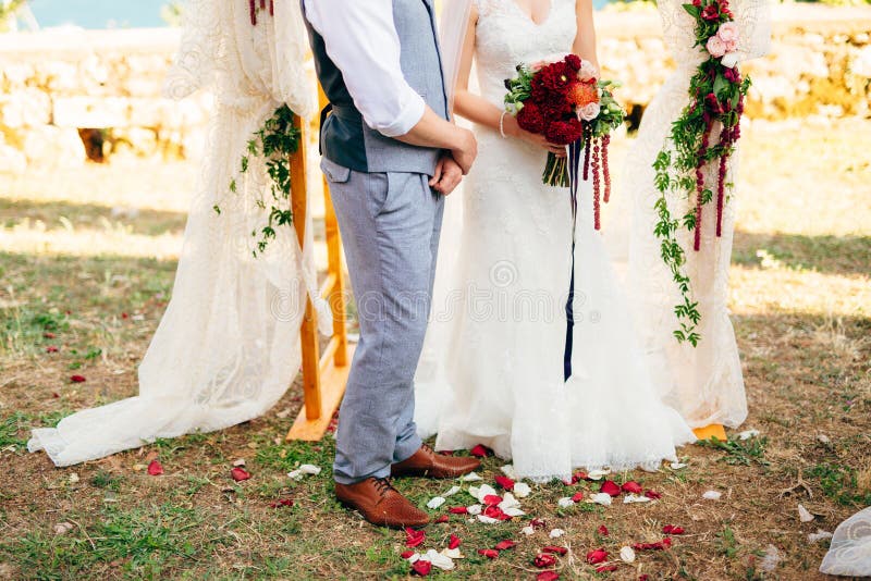 Bride and Groom on the Grass Under the Arch at the Wedding Cerem Stock ...