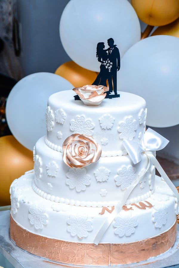 Bride and Groom Topper on Wedding Cake Stock Photo - Image of midair ...