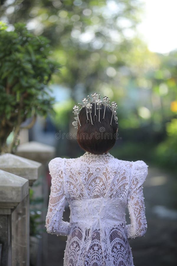 Bride with Modern Javanese Customs Stock Image - Image of dress, statue ...