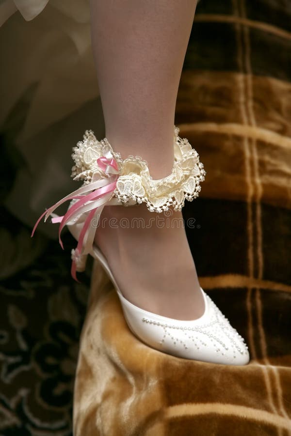 Bride Shows Her Wedding Garter Stock Image - Image of knee, fashion ...