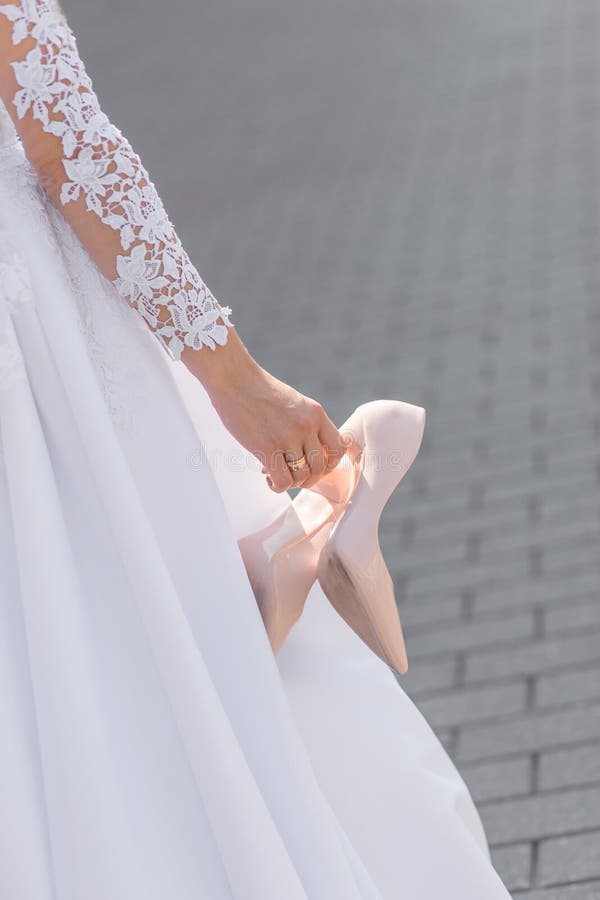 The Bride Took Off the Uncomfortable Shoes Stock Image - Image of ...