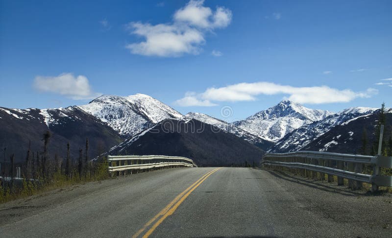 Bridge on the Dalton Highway Stock Image - Image of nature, pipeline ...