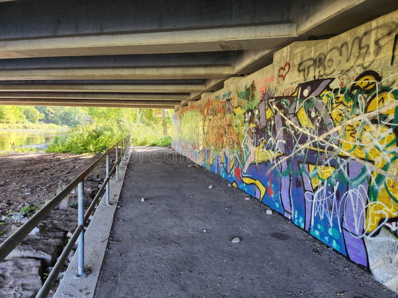 Bridge Graffiti Wall Art editorial image. Image of city - 291680775