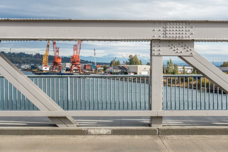 Bridge and Rainier editorial photography. Image of mountain - 101714712