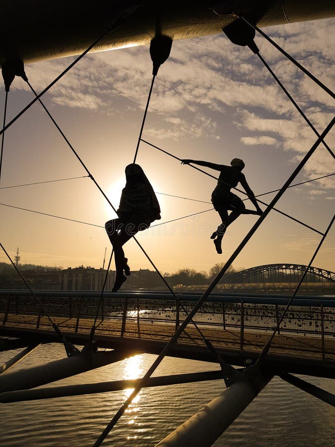 Bridge-Sandset-Skulptur-Poly-Circus-Figuren Stockfoto - Bild von polen ...