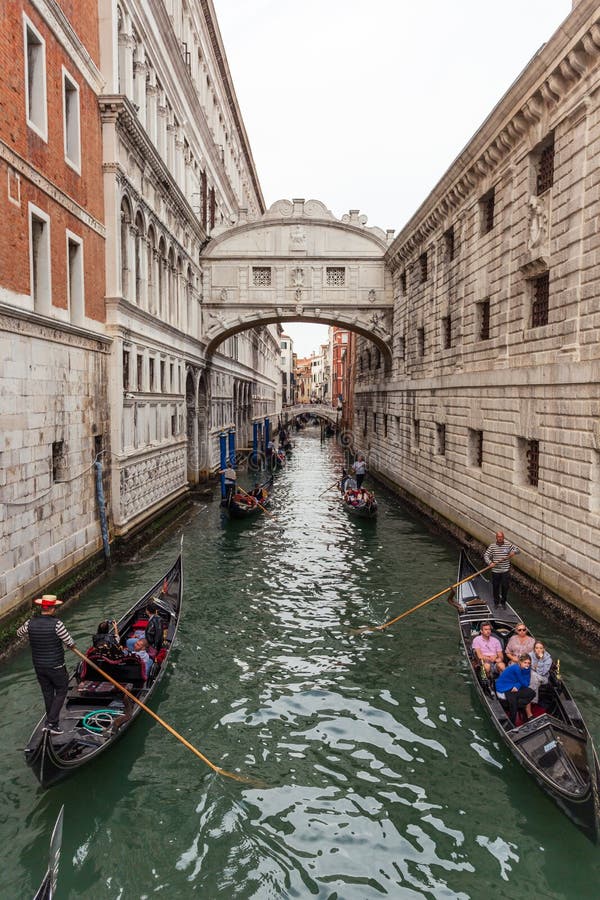 Bridge of Sighs in Venice editorial image. Image of building - 262394625