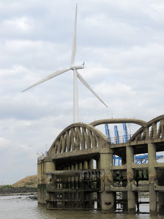 The Bridge & the Turbine Stock Image - Image of thames, bridge: 43650599