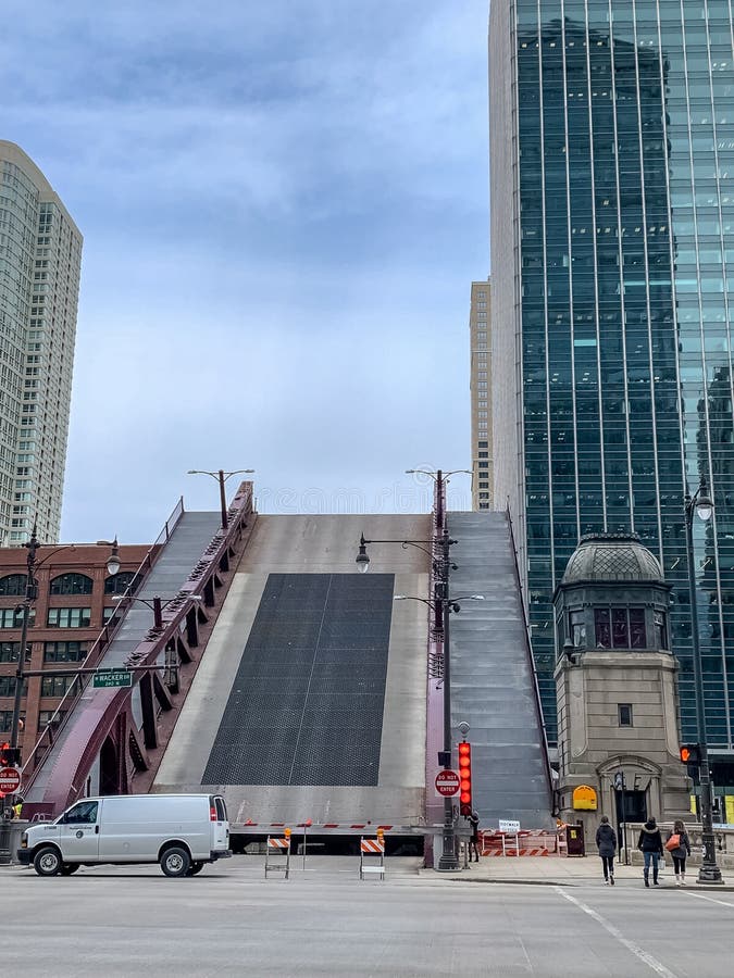 Bridge Up at Dearborn and Wacker in Chicago Editorial Stock Image ...