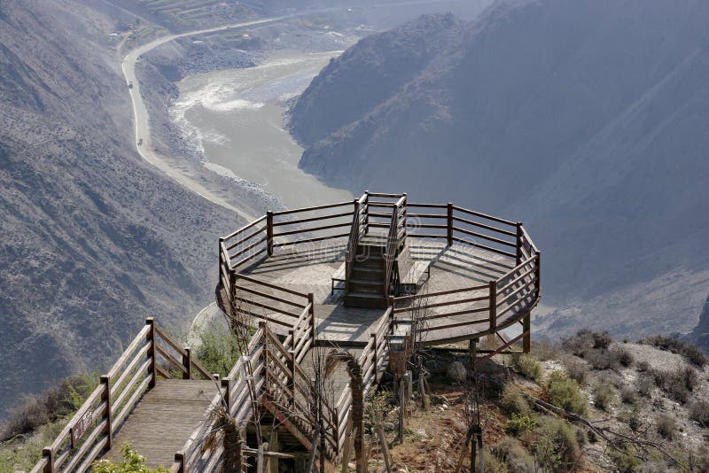 Bridge Vantage Point of Scenic Omega Bend of Yangtze River Yunan, China ...