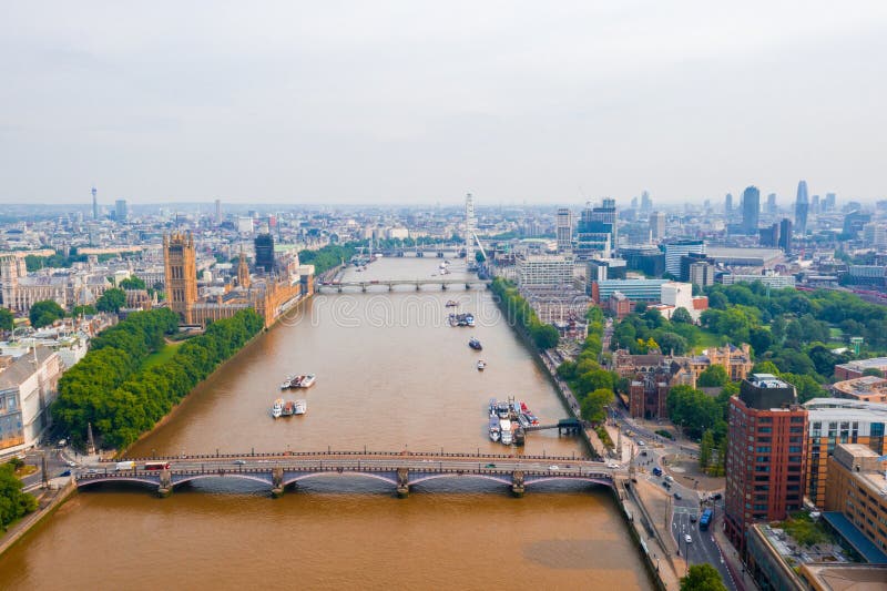 Bridges on the Thames River and the Beautiful Buildings in England ...