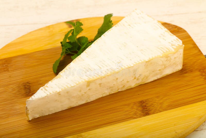Brie ser obraz stock. Obraz złożonej z wierzchołek, drewniany - 111514645