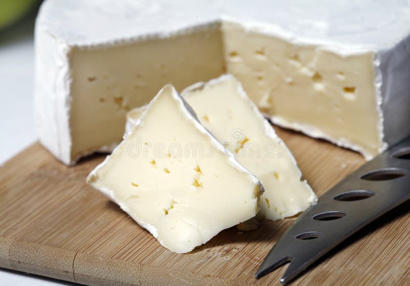 Ser brie na babeczkach zdjęcie stock. Obraz złożonej z naczynie - 156942830