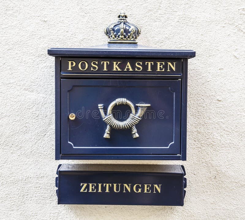 Brievenbuspost en kranten stock foto. Image of post, brief - 39617554