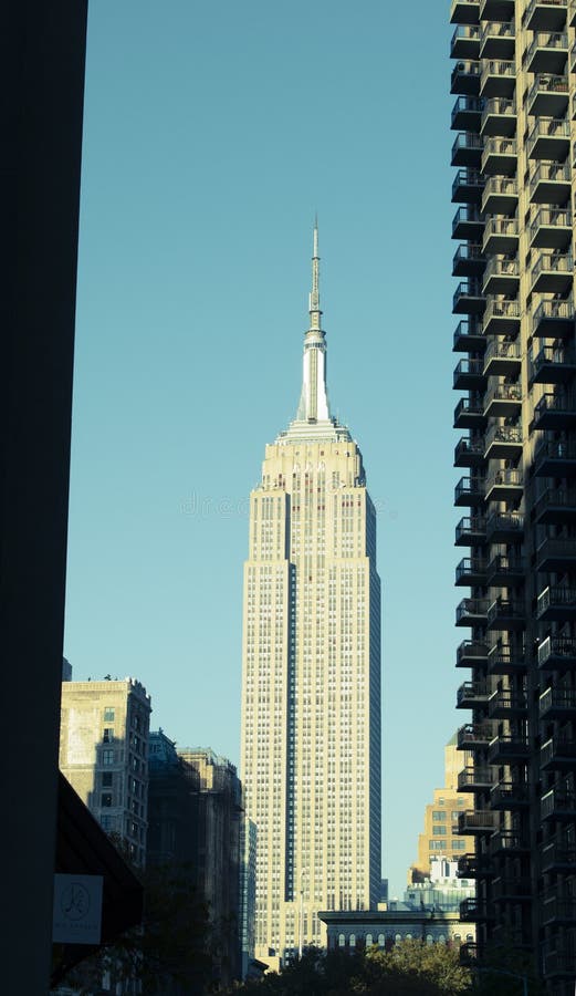 Bright Empire State Building on a Sunny Day Editorial Stock Photo ...