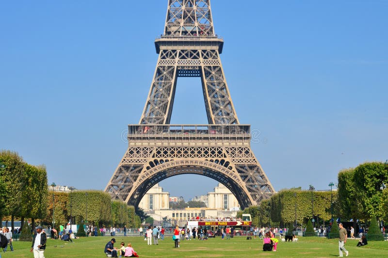 Bright sunny day in Paris editorial stock photo. Image of bright - 44614133