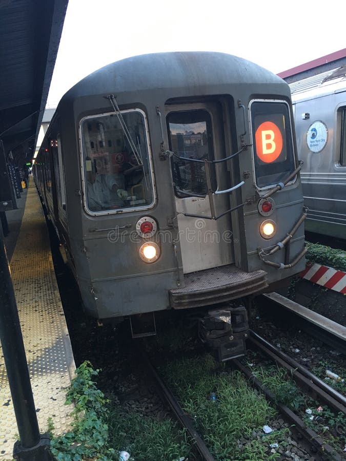 B Train Stops on Brighton Beach Editorial Image - Image of brighton ...