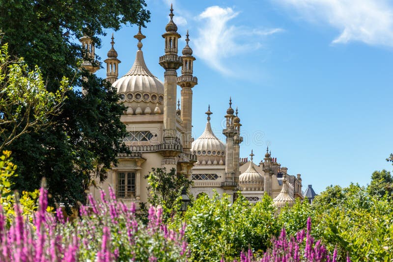 Brighton Pavilion in Summer Stock Photo - Image of britain, pond: 74519218