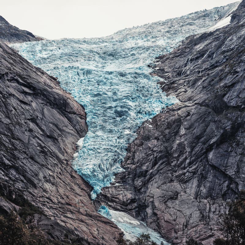 Briksdalsbreen-Gletscher Mit Dem Schmelzen Des Blauen Eises Stockfoto ...