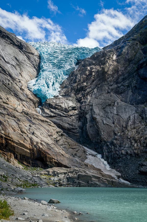 Der Briksdalsbreen-Gletscher in Norwegen Der See Mit Klarem Wasser ...