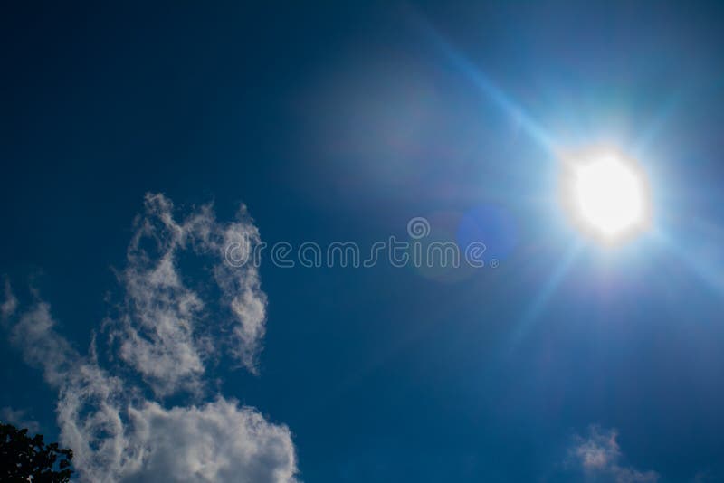 Brilho do sol imagem de stock. Imagem de céu, nuvens - 103663141